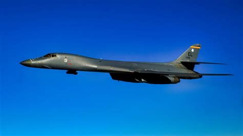 Inside the Cockpit: How Many Crew Members Operate a B-2 Bomber? - Bolt ...