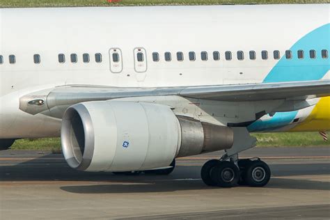 Why Boeing Designed the 767 With Forward-Tilting Landing Gear ...