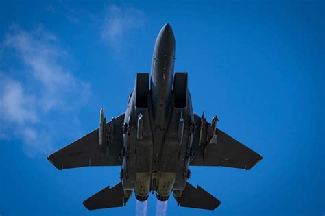 How Many Miles Per Gallon Does an F-15 Get? A Deep Dive into the Fuel ...