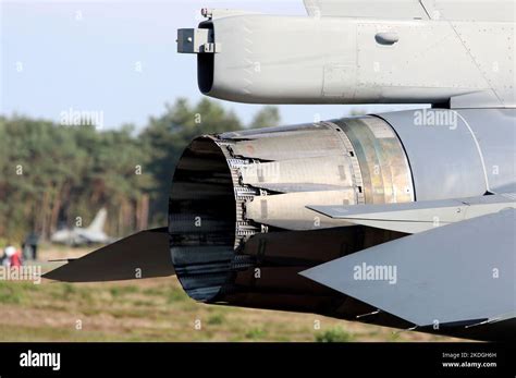 Understanding the F-16 Glide Ratio: Aerodynamic Performance and ...