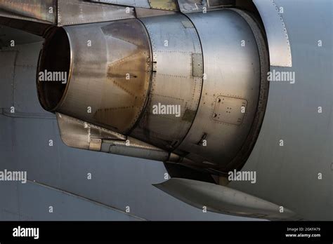 Why the C-17 Globemaster III Uses Four Engines: The Strategic ...