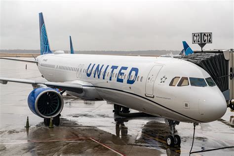 United Airlines Airbus A321neo Suffers Nose Wheel Detachment in Orlando ...